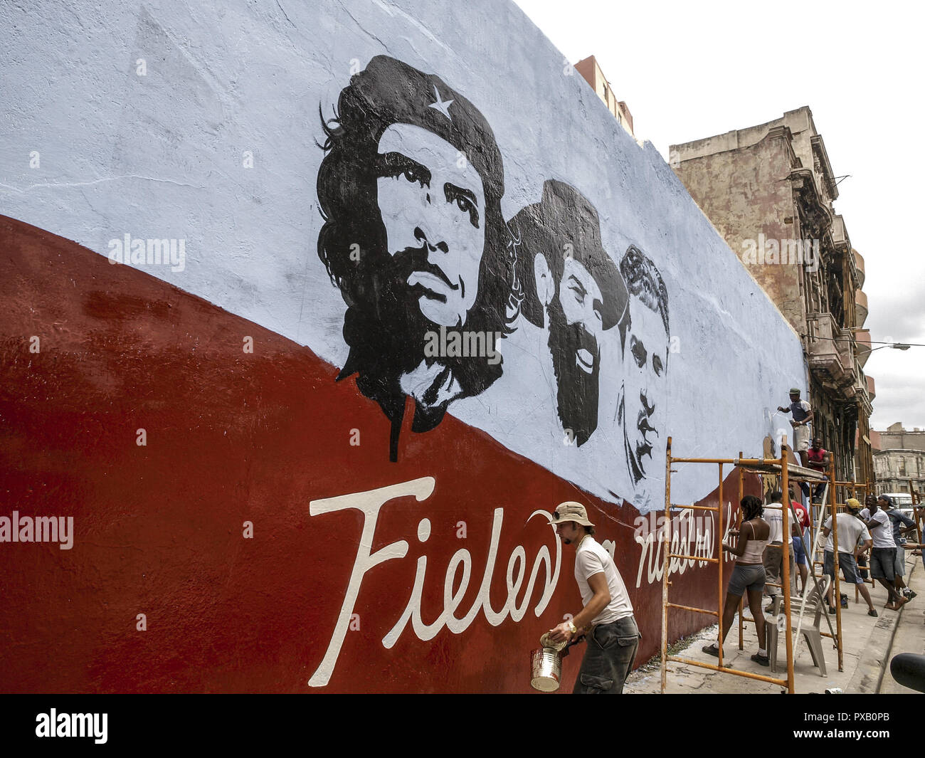 Havanna Vieja, old city, revolutionary banner, revolucion ...