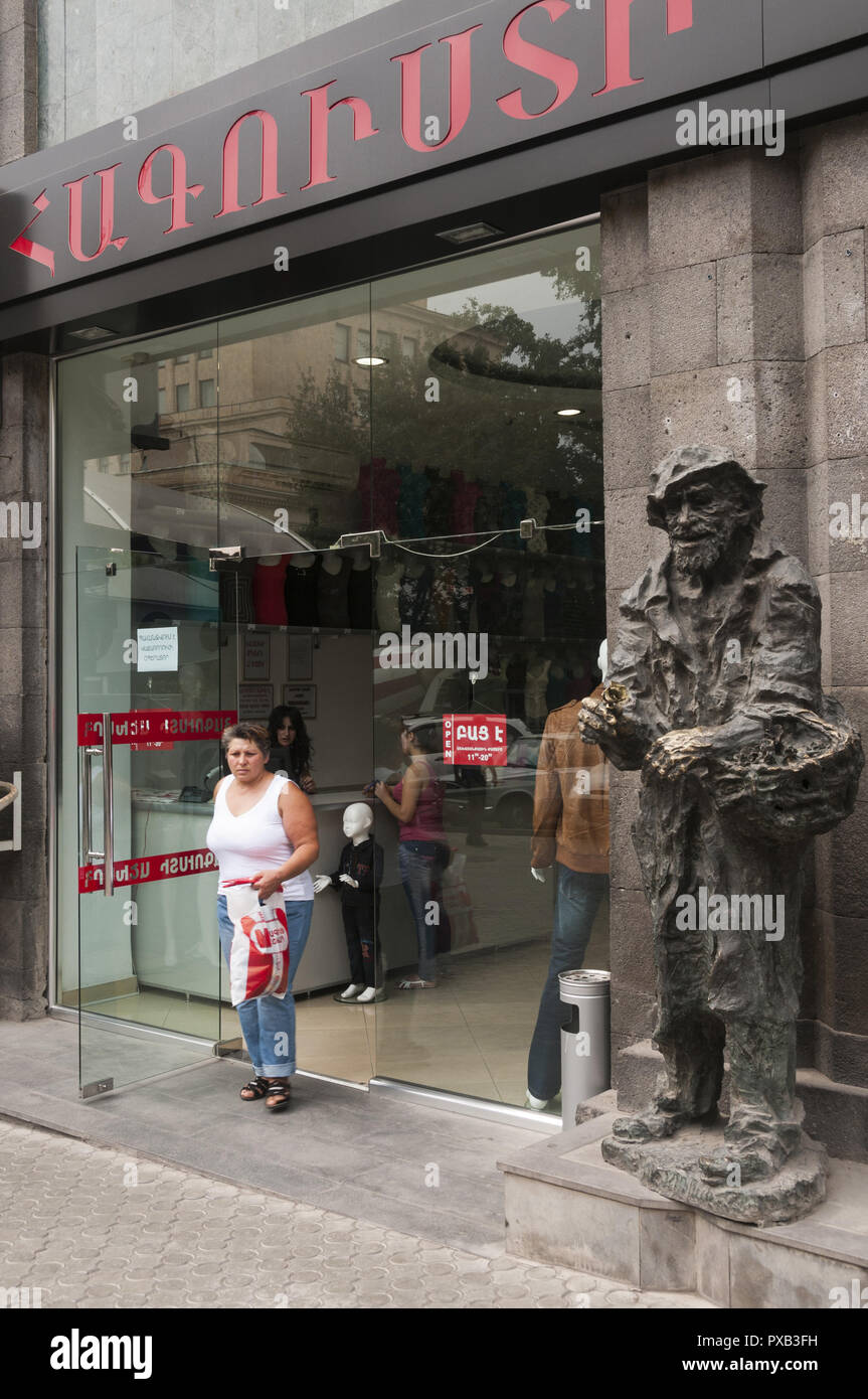 Armenia, Yerevan, Hyusisayin Poghota pedestrian street, street scene ...