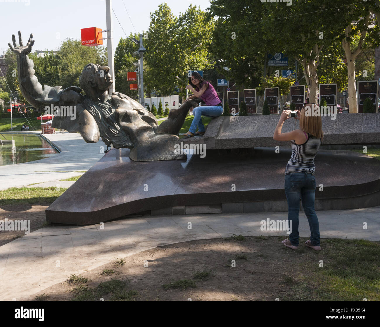 Swan lake yerevan hi-res stock photography and images - Alamy