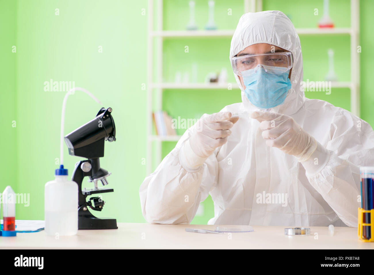 Chemist working in the lab on new experiment Stock Photo - Alamy