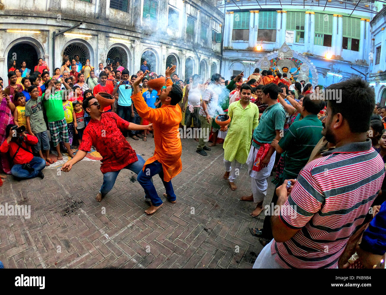 Hooghly, India. 19th Oct, 2018. Hindu people are celebrating the ...