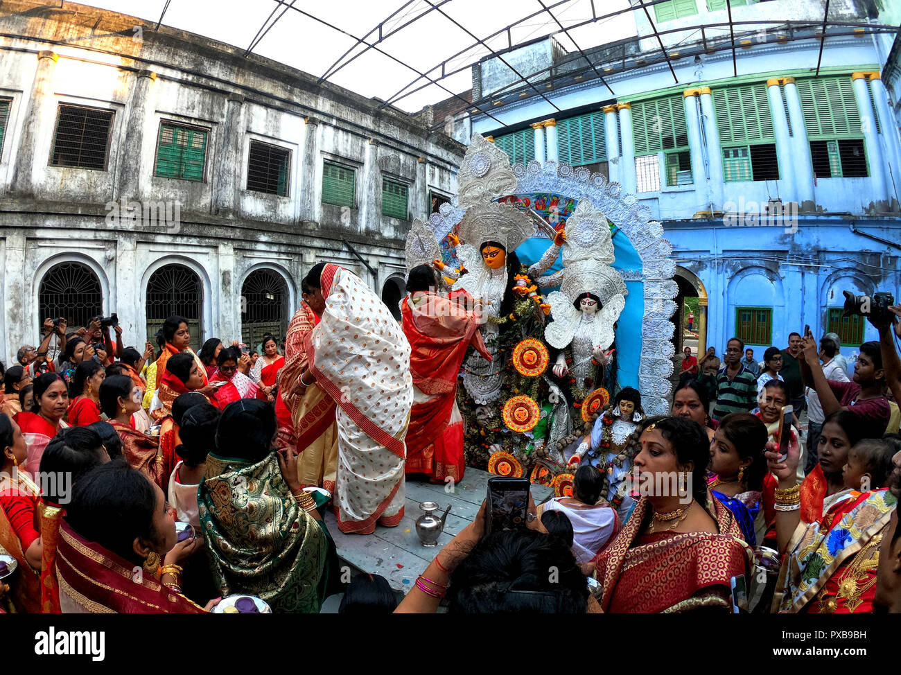 Hooghly, India. 19th Oct, 2018. Hindu people are celebrating the ...