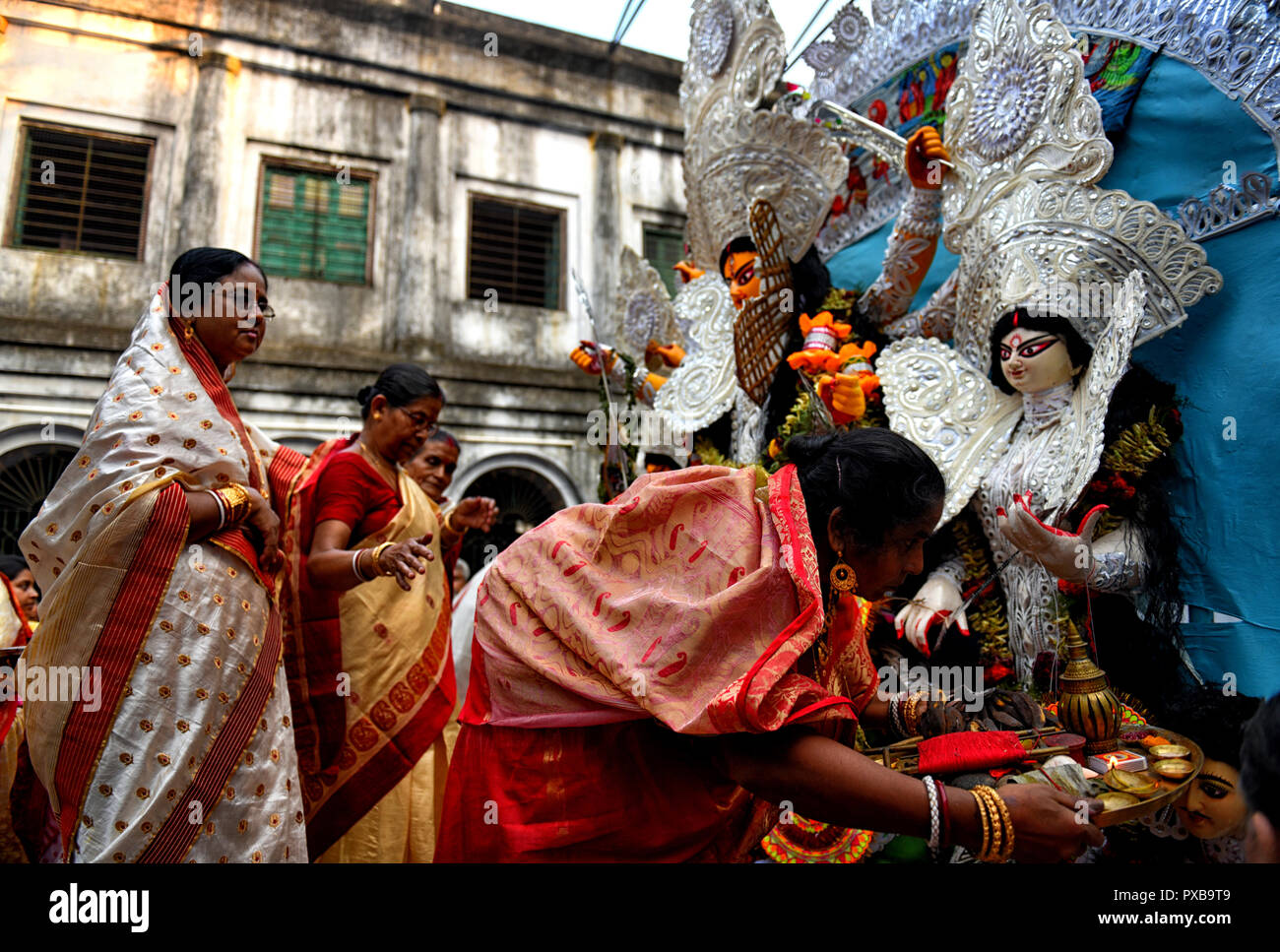 Hooghly, India. 19th Oct, 2018. Hindu people are celebrating the ...