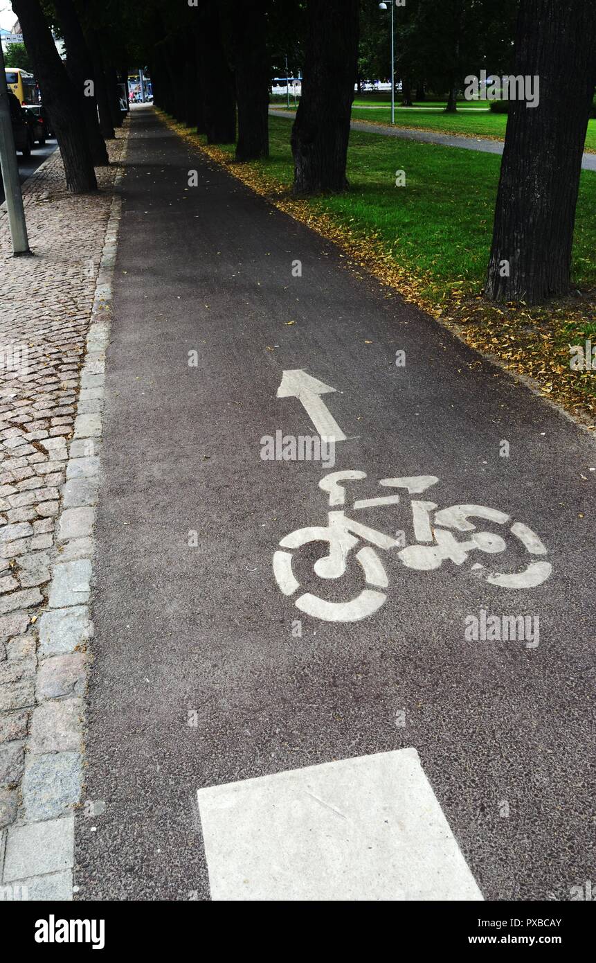bike path sign and arrow on the pavement Stock Photo - Alamy