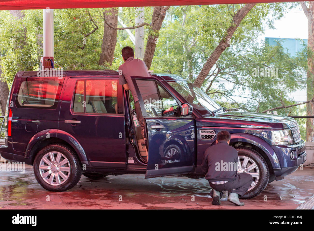Land Rover Discovery 4 at a car wash in Sydney, NSW, Australia Stock ...