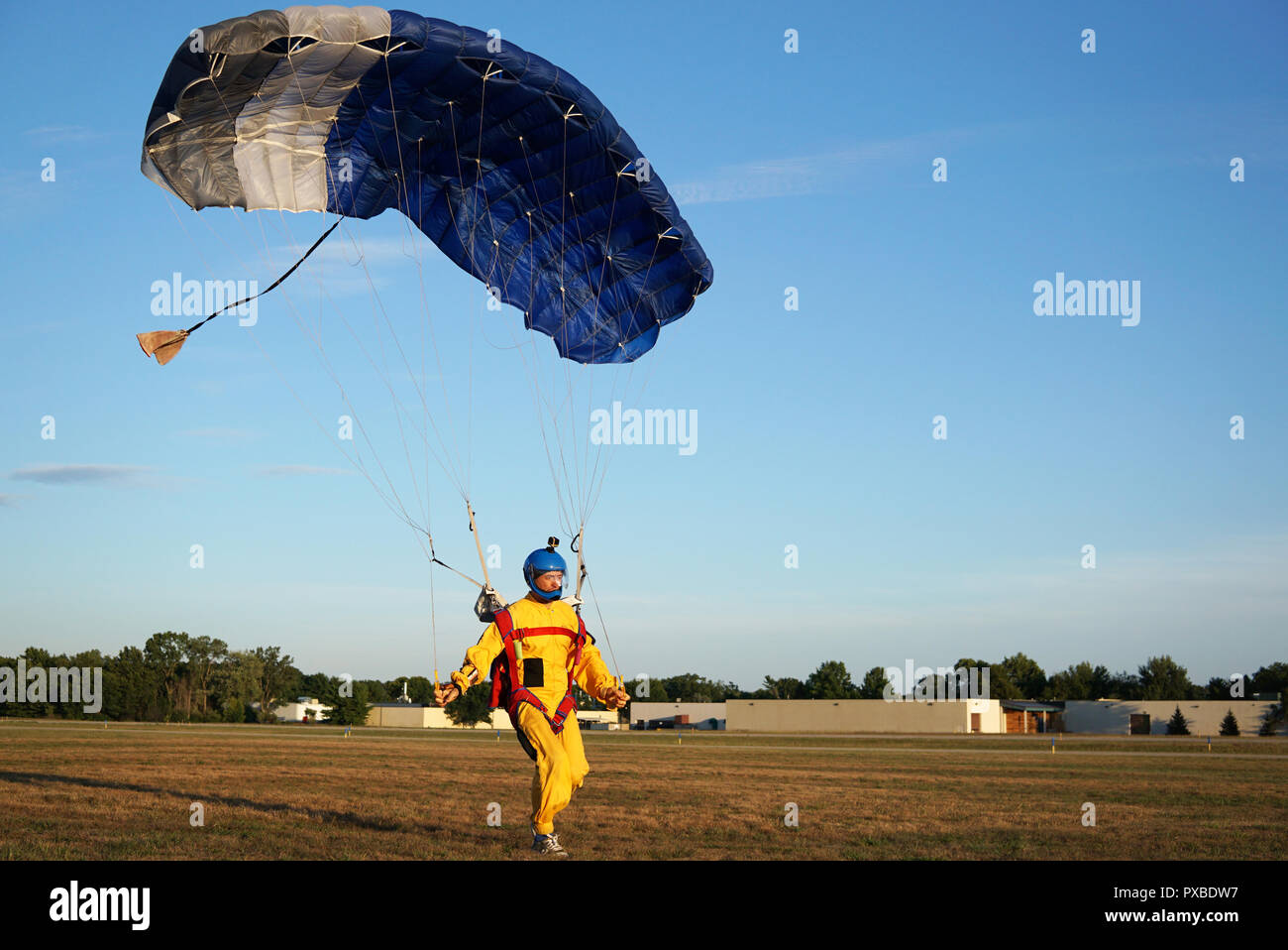 Parachute airfield hi-res stock photography and images - Alamy