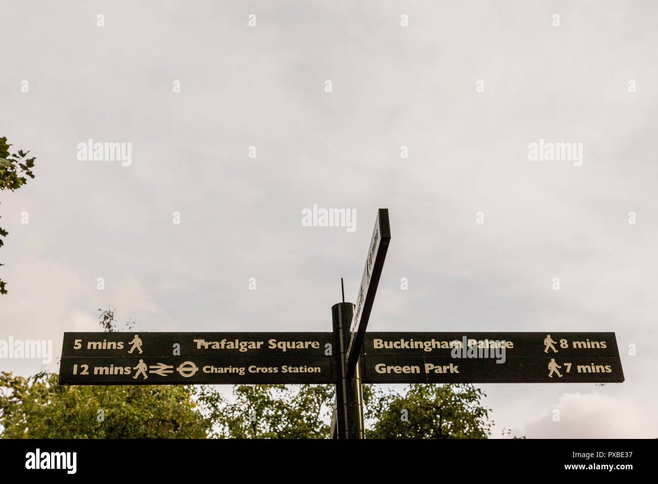 Buckingham palace direction sign hi-res stock photography and images ...