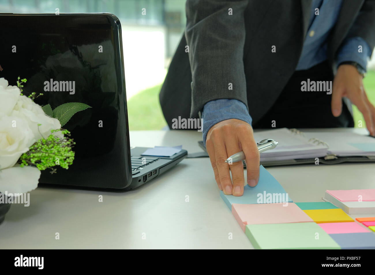 Businessman hold sticky notes reminder schedule for organizing plan at ...