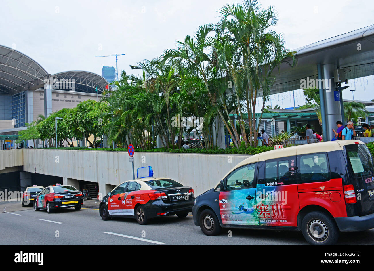 queue of taxis at the border of Macau and the Republic of China Stock ...
