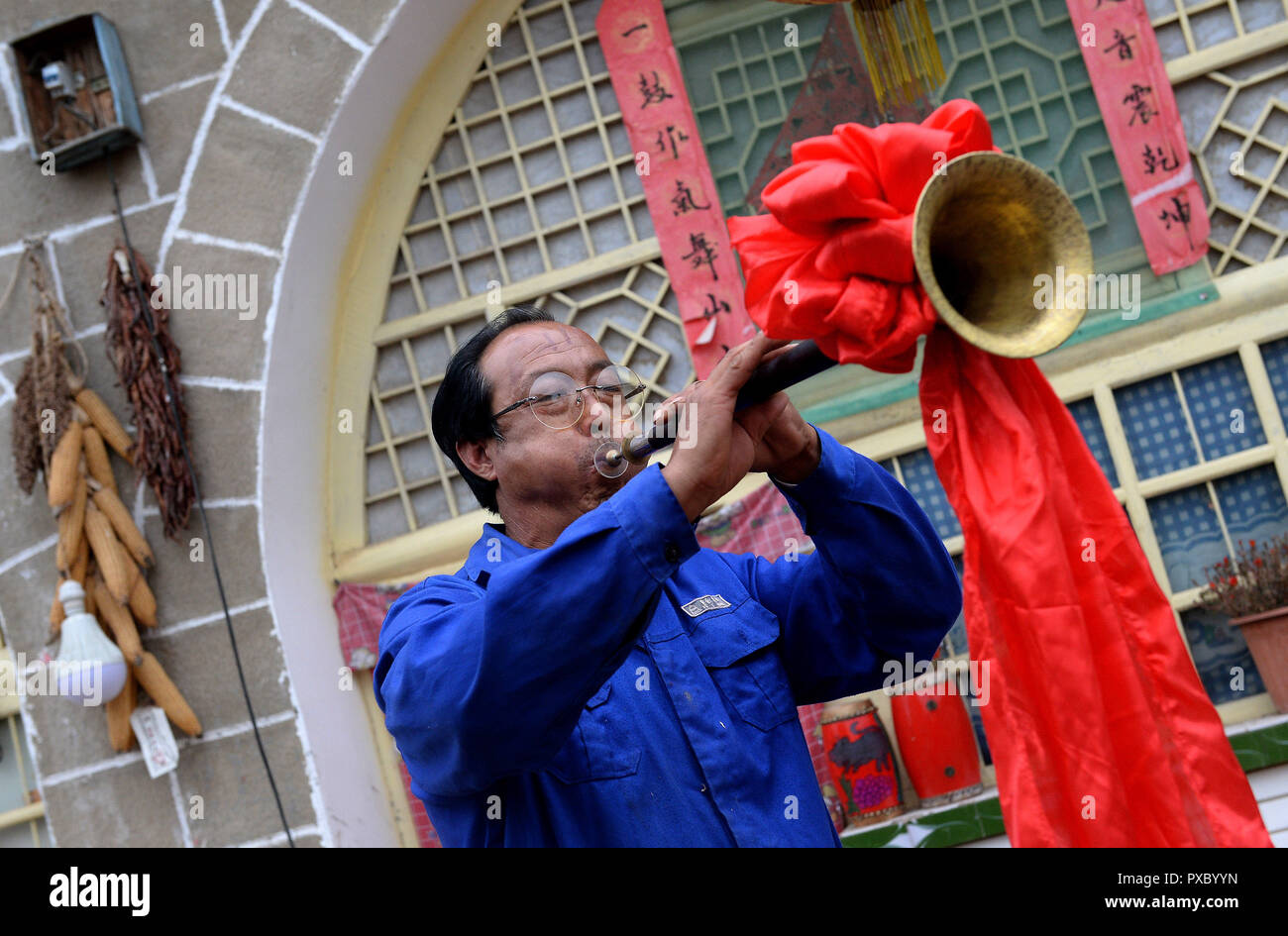 (181021) -- YAN'AN, Oct. 21, 2018 (Xinhua) -- Ansai waist drum maker ...