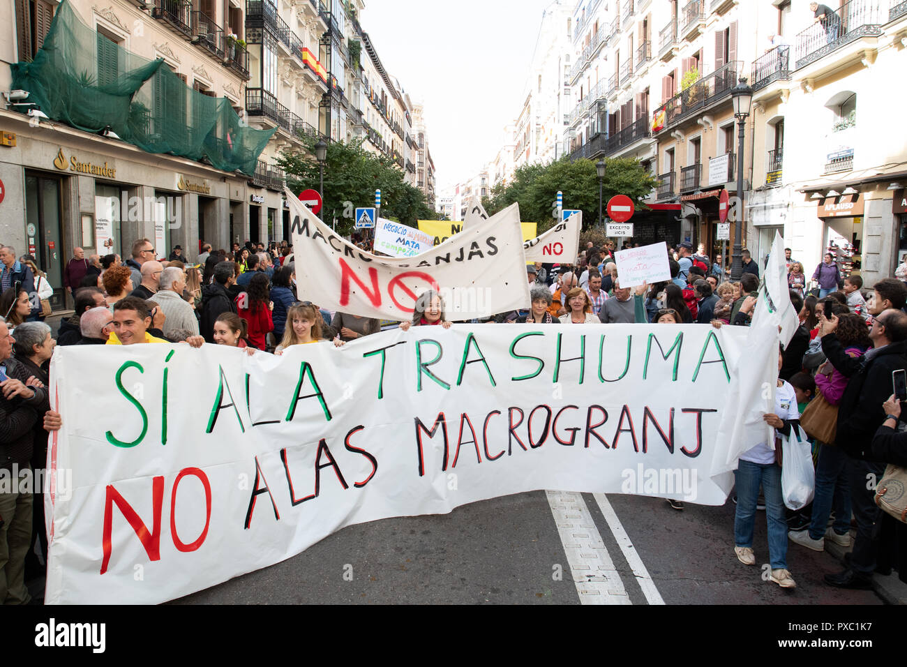 Madrid, Spain. 21st October, 2018. People protesting against factory ...