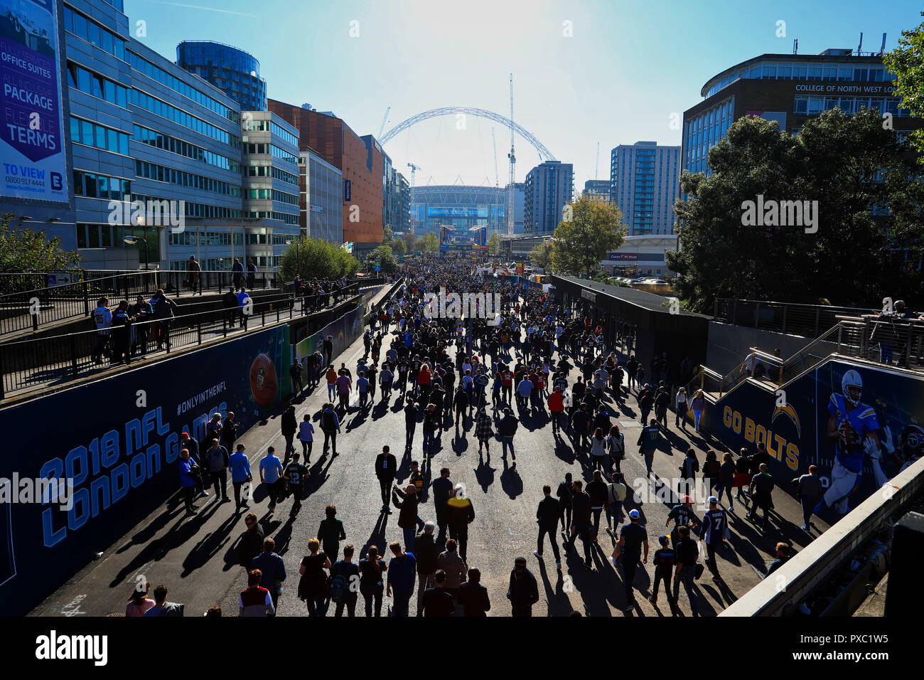 Wembley stadium fans walk hi-res stock photography and images - Alamy