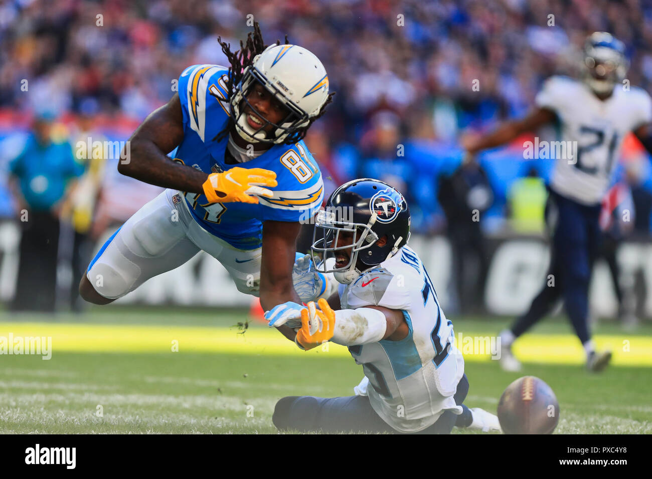 Action catching pass hi-res stock photography and images - Alamy