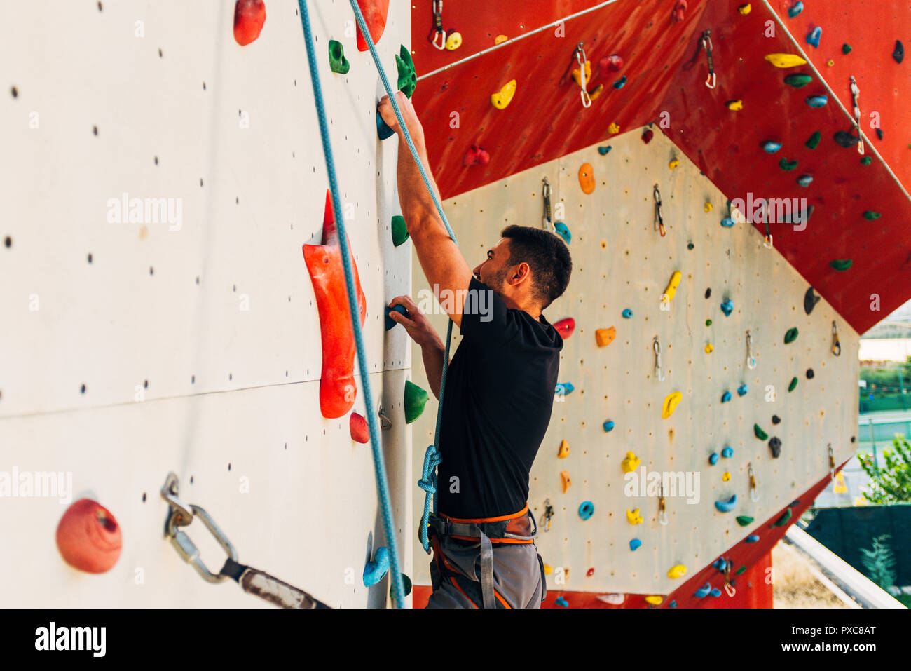 Free climber man climbing up on bouldering Stock Photo - Alamy