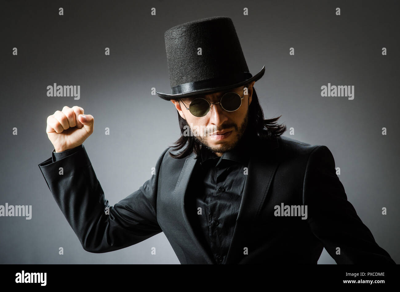 Gentleman wearing tophat hi-res stock photography and images - Alamy
