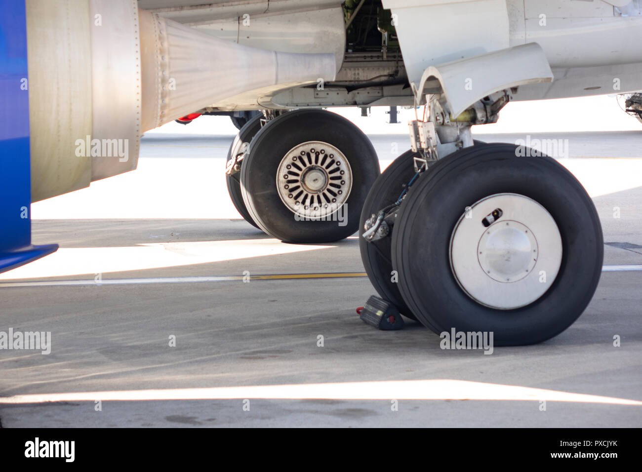 Aircraft wheel hi-res stock photography and images - Alamy
