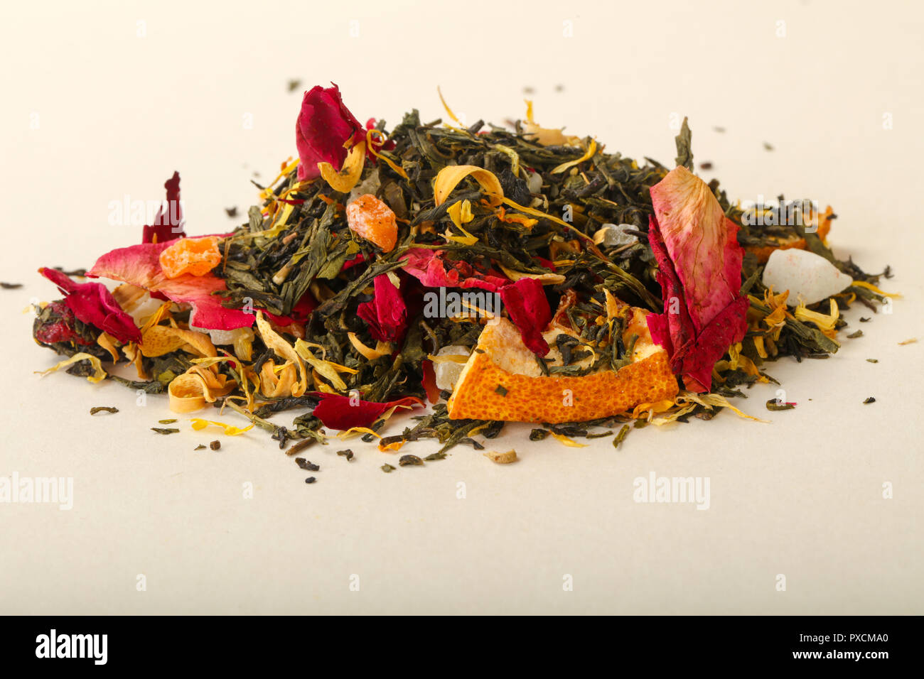 Aroma tea heap with fruit, berries and herbs Stock Photo - Alamy