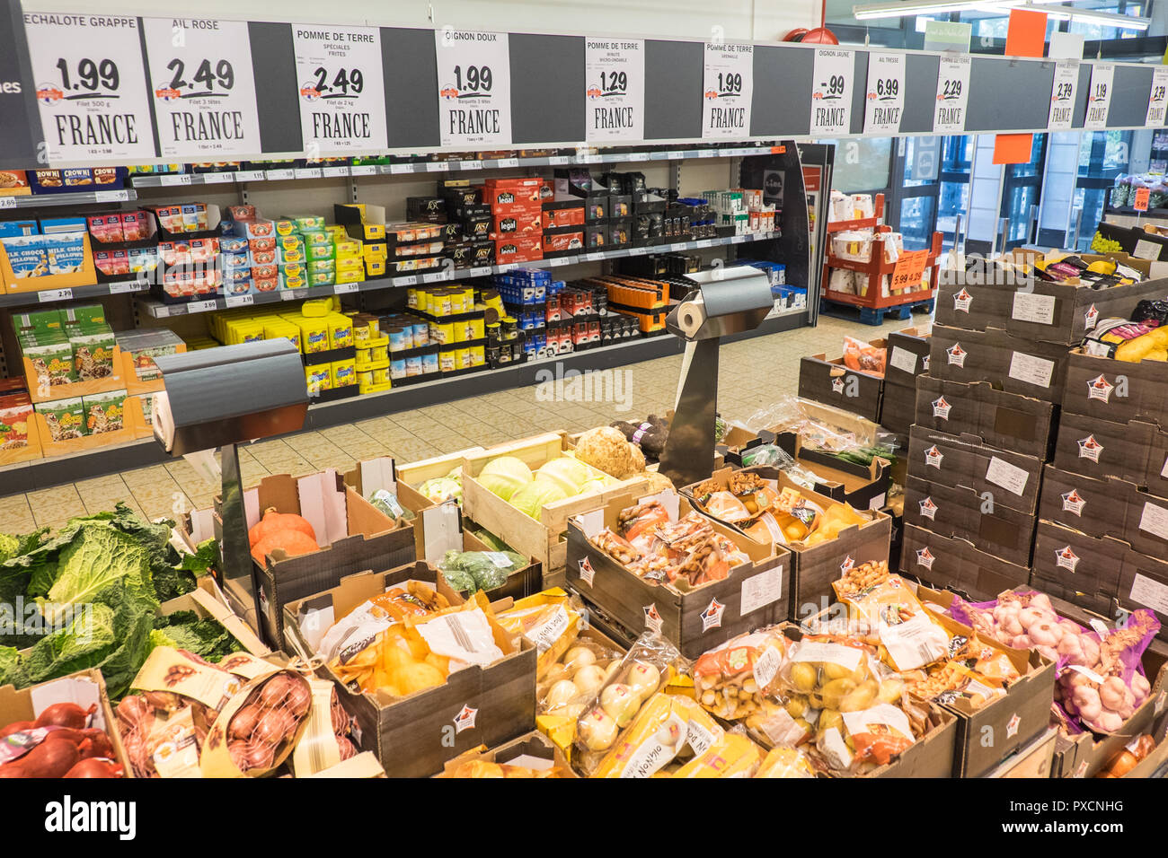 Lidl supermarkets hi-res stock photography and images - Alamy