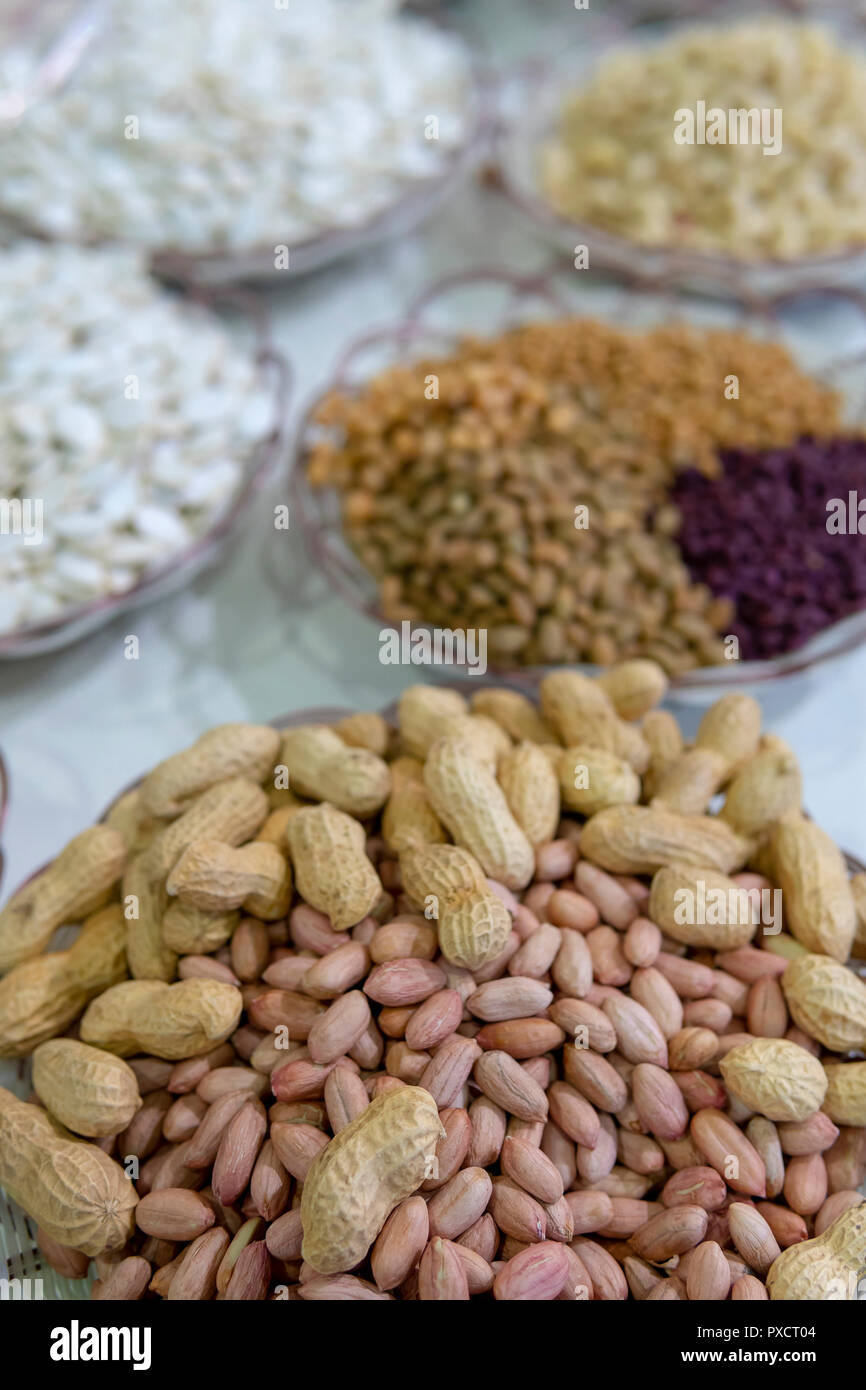 Peanuts in shell and peeled Stock Photo - Alamy