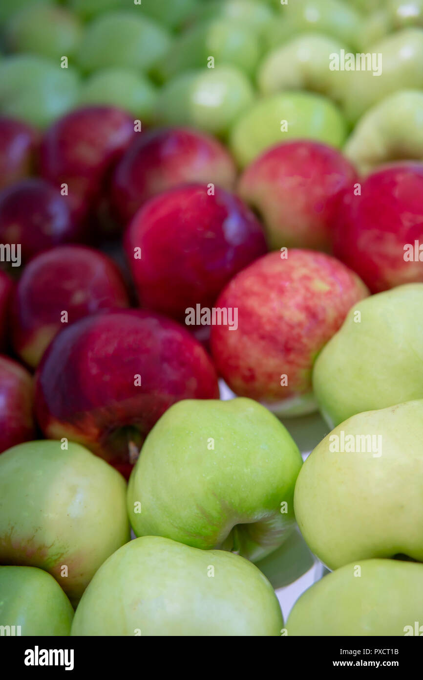 Red and green apples Stock Photo - Alamy