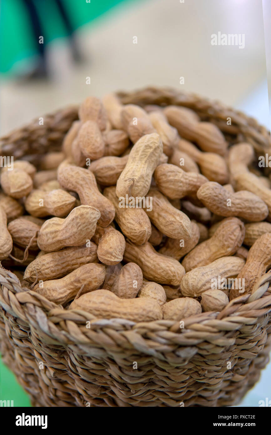 Peanuts in shell and peeled Stock Photo - Alamy