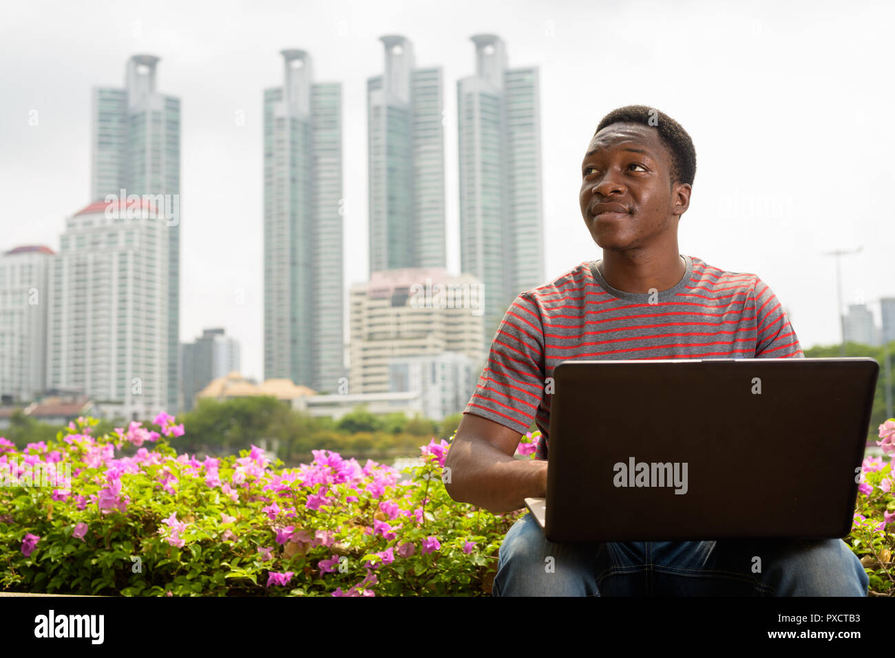 African man at computer hi-res stock photography and images - Alamy