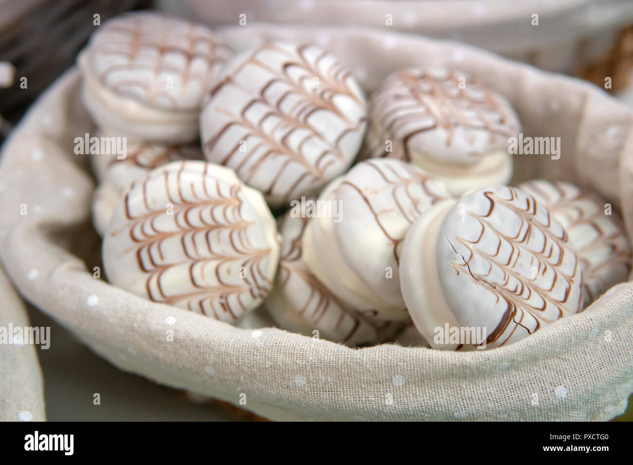 Fresh gingerbread in the basket Stock Photo - Alamy