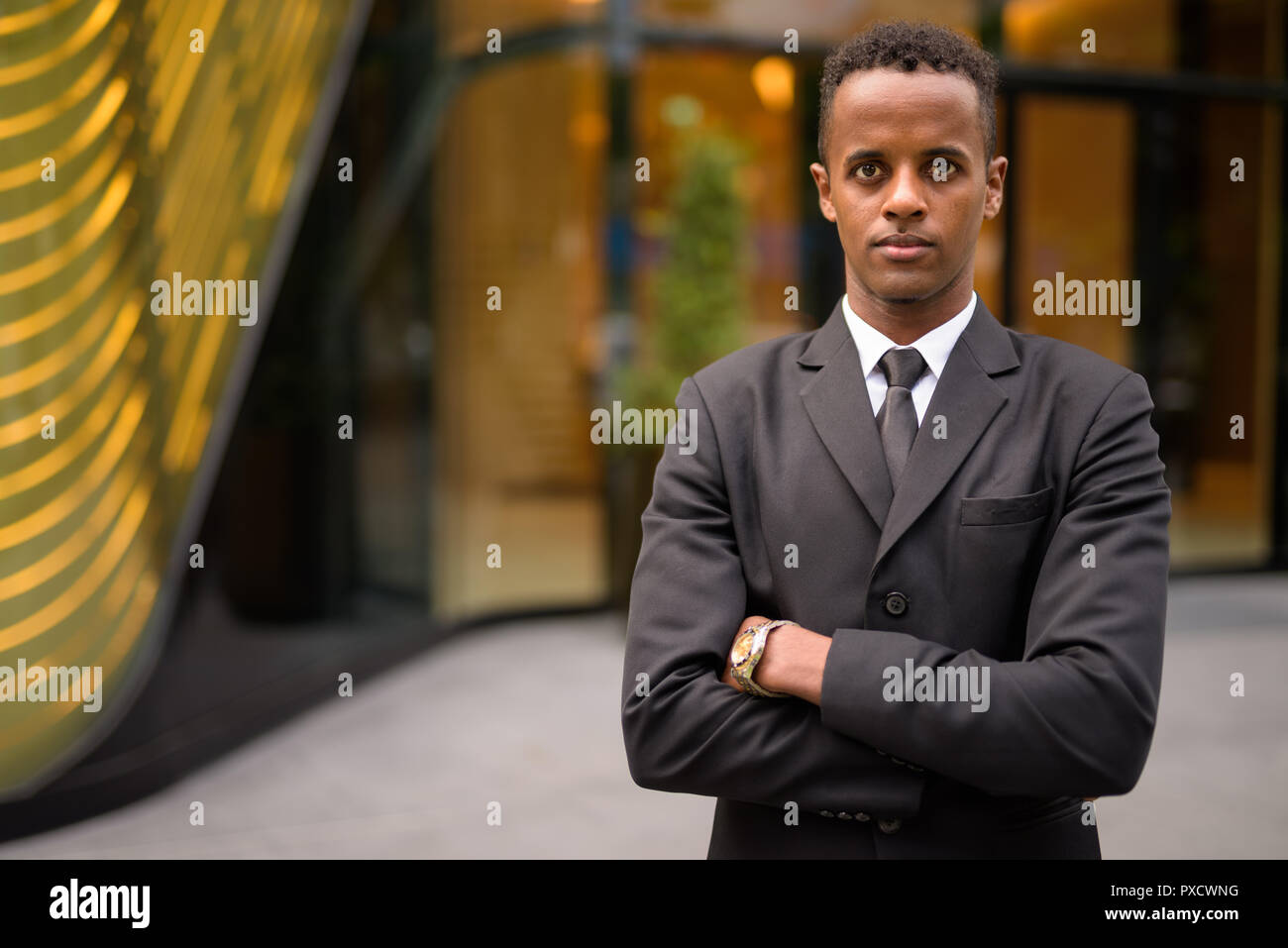 Man wearing suit with crossed arms hi-res stock photography and images ...