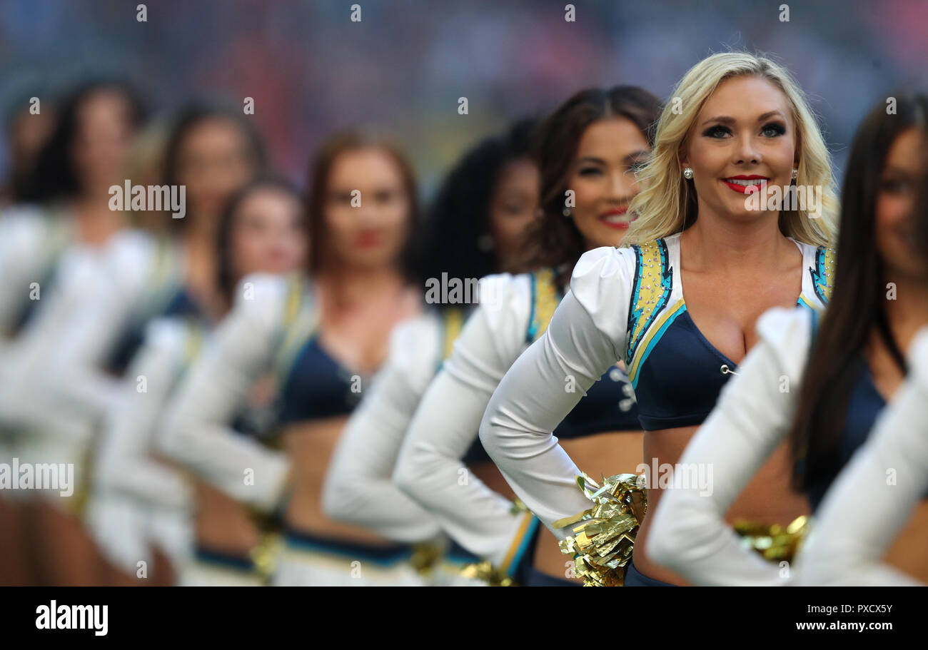 Cheer leaders hi-res stock photography and images - Alamy
