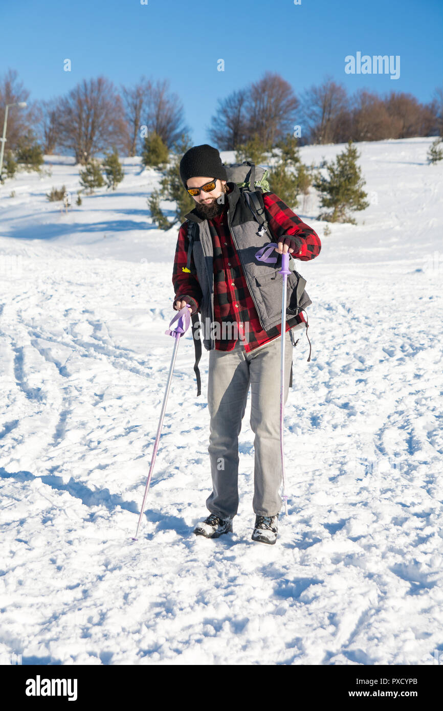 People hiking extreme outdoor mountain hi-res stock photography and ...