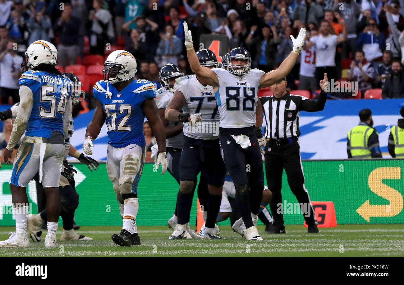 Tennessee Titans' Luke Stocker (right) celebrates scoring a touchdown ...