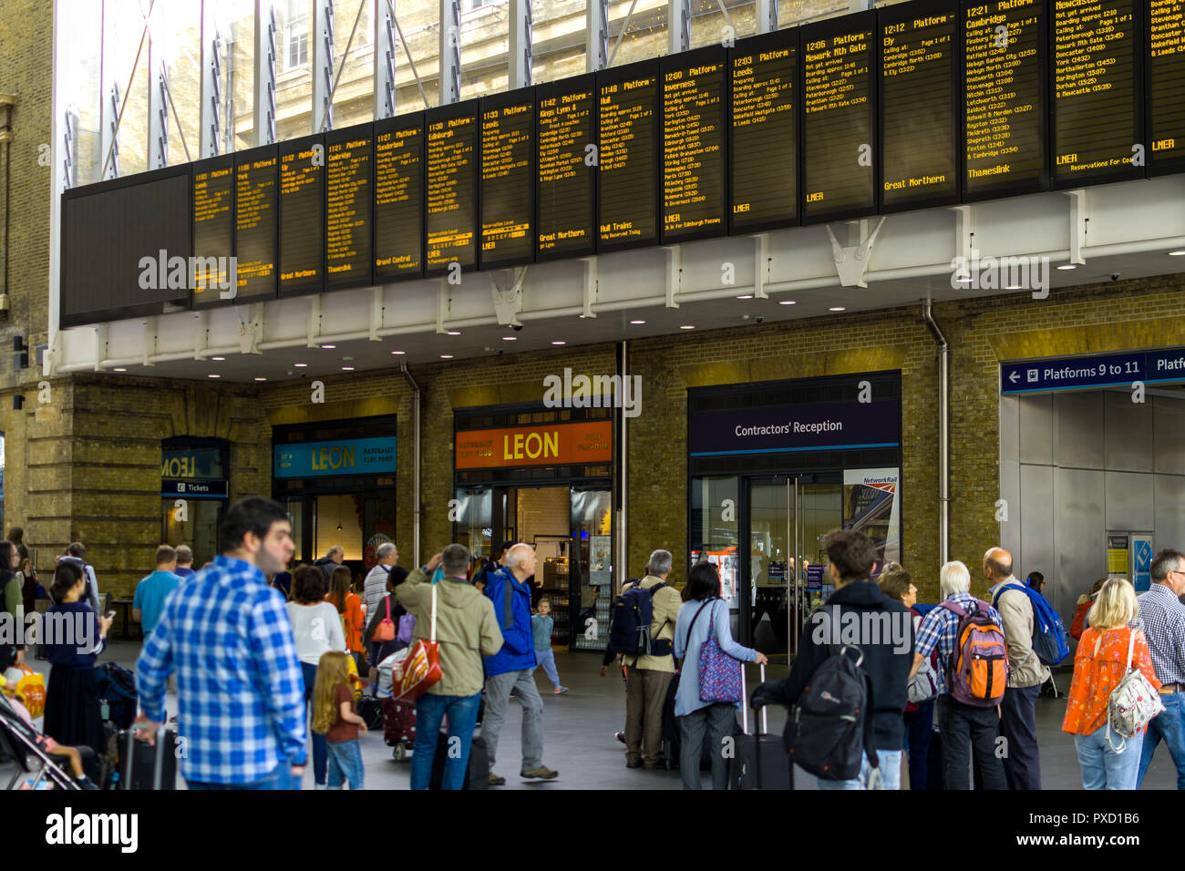 Kings cross station departure board hi-res stock photography and images ...