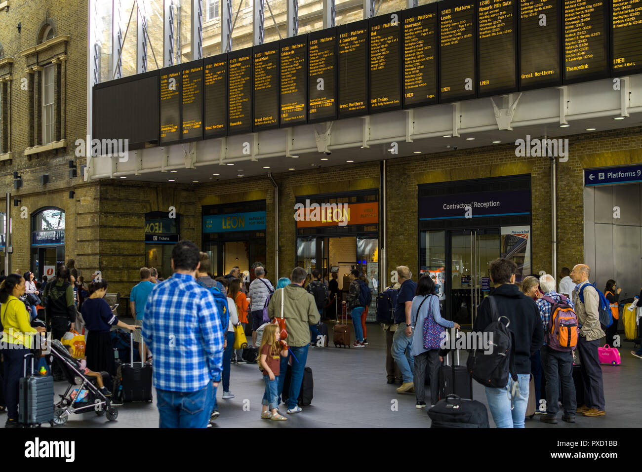Kings cross station departure board hi-res stock photography and images ...