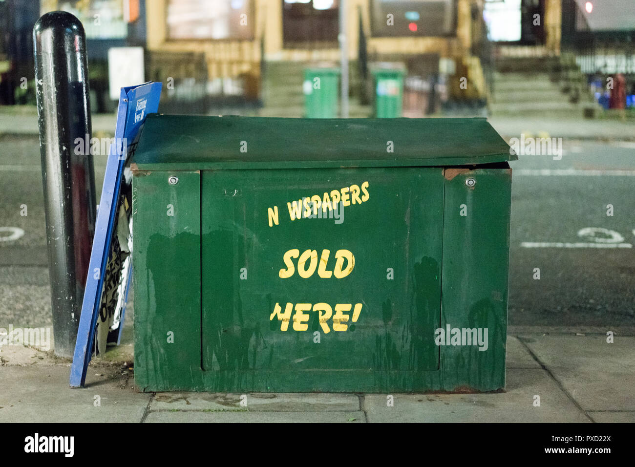 Paper boy shouting newspaper hi-res stock photography and images - Alamy