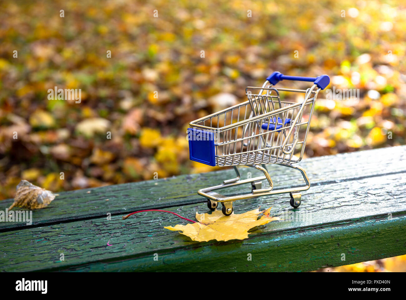 Fall sale shopping cart hi-res stock photography and images - Alamy