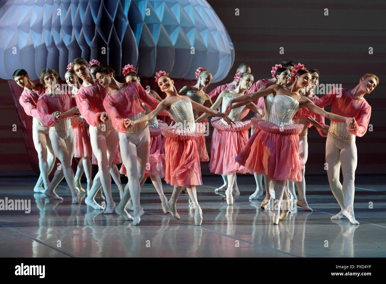 Group of actors on stage hi-res stock photography and images - Alamy