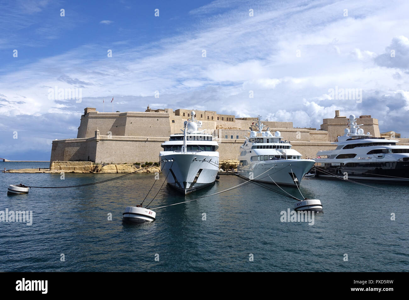 Dramatic skyscape over Fort St Angelo, Malta, with luxury Superyachts ...