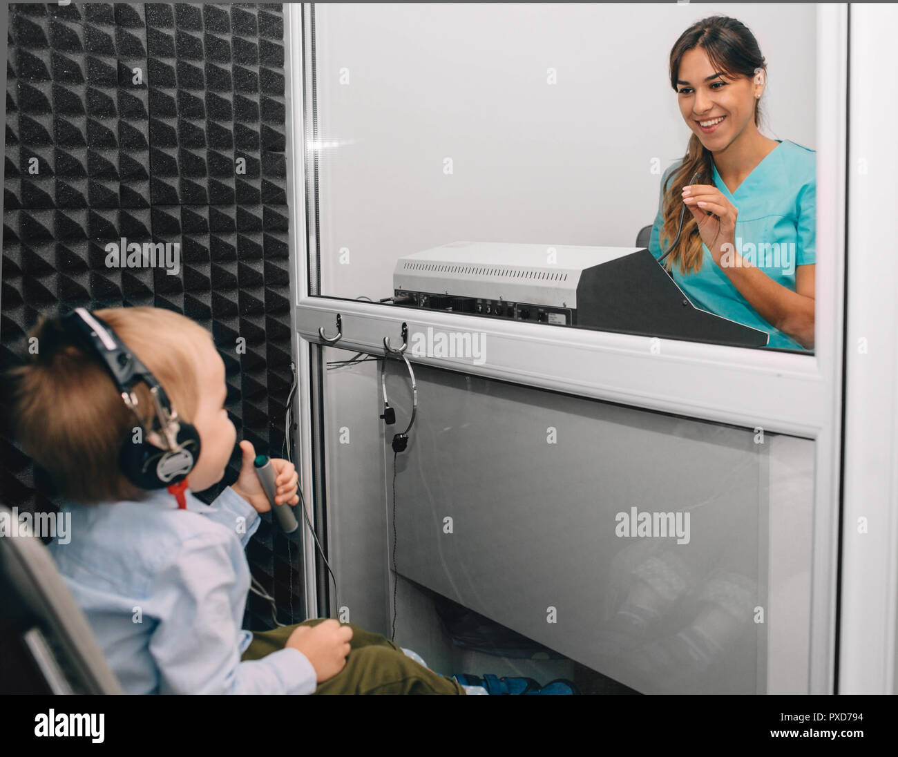 audiologist doing hearing test to little boy Stock Photo - Alamy