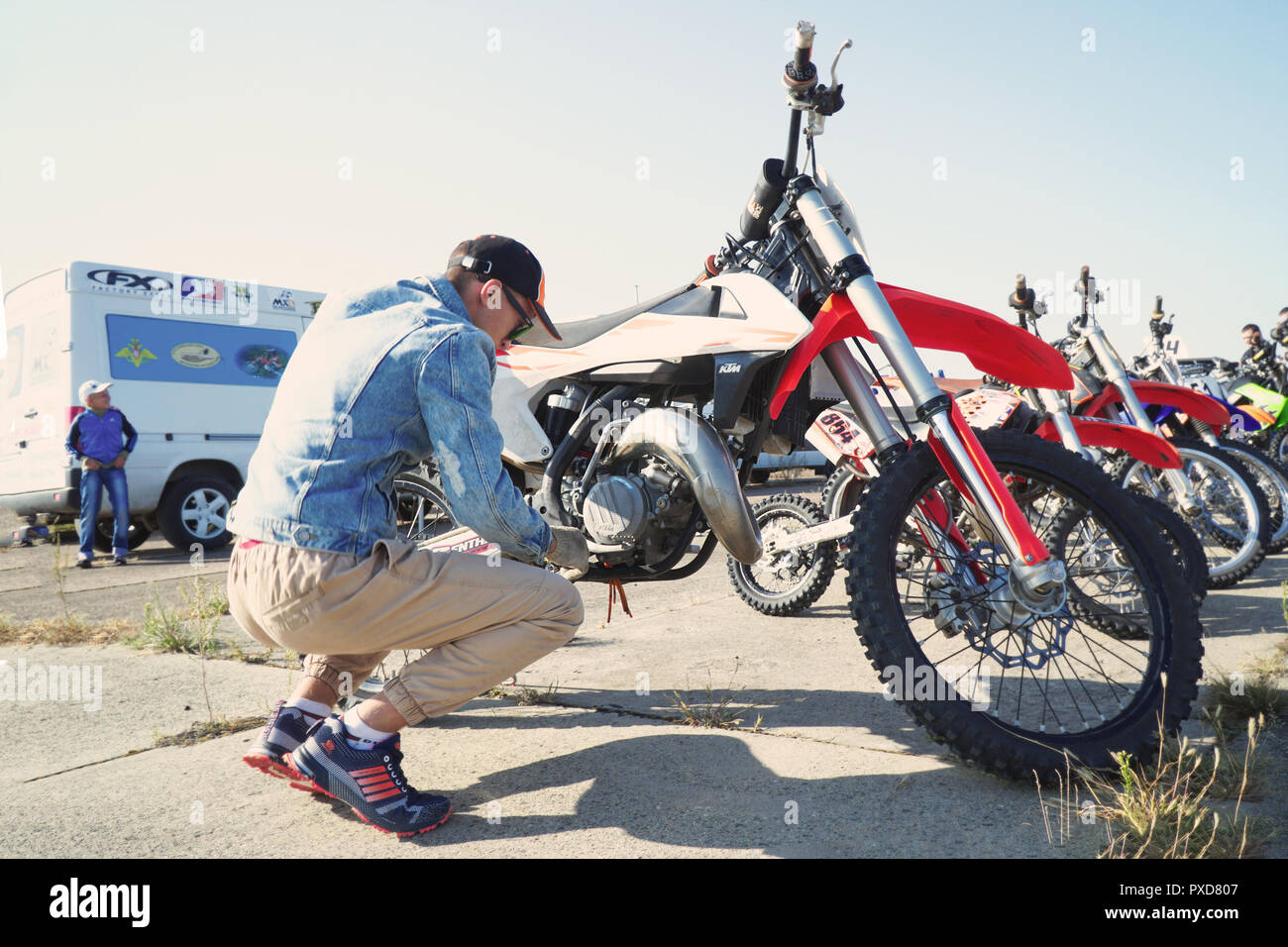 Mechanic serves a motocross motorcycle Stock Photo - Alamy
