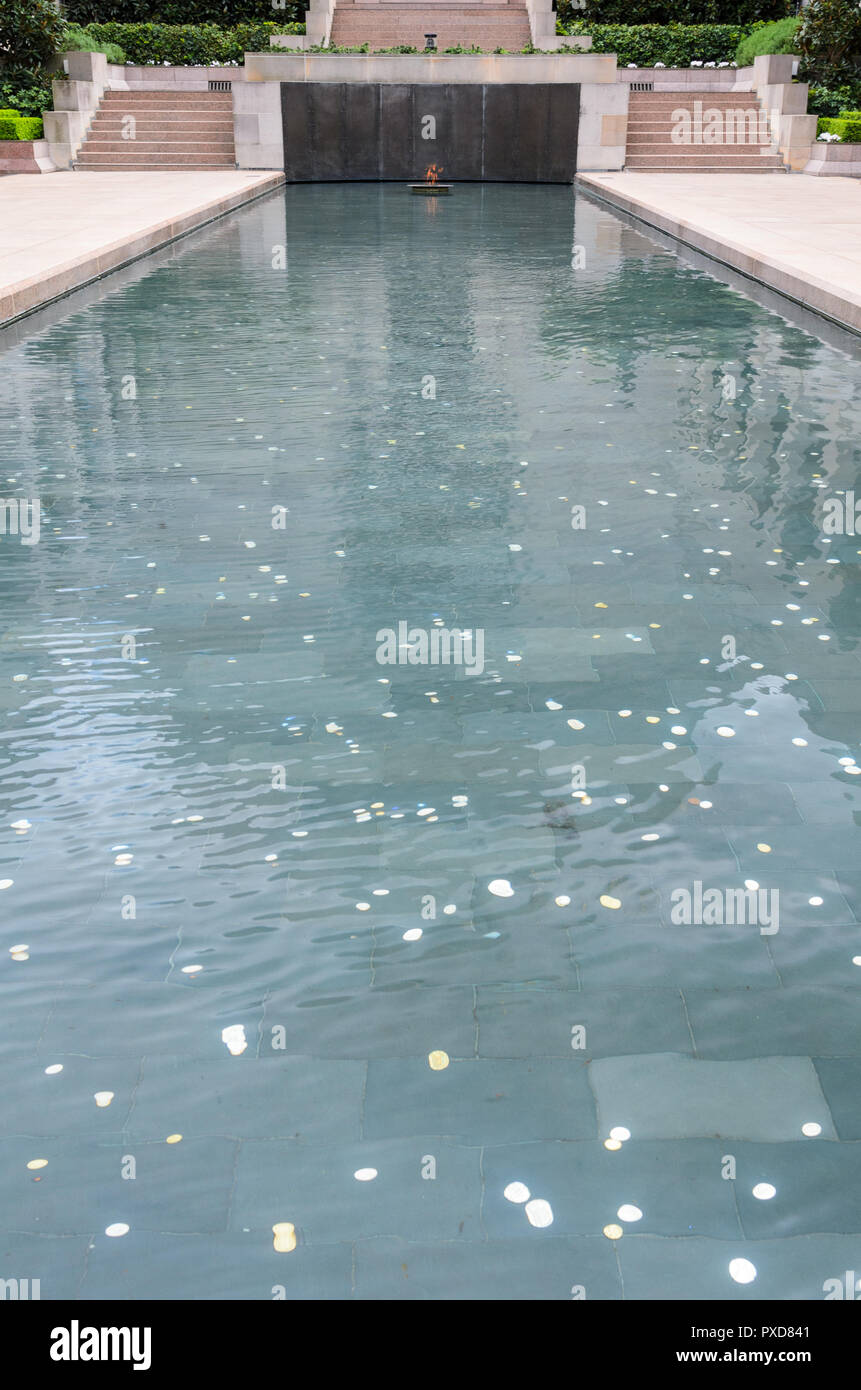 Flame of remembrance and pool of reflection hi-res stock photography ...