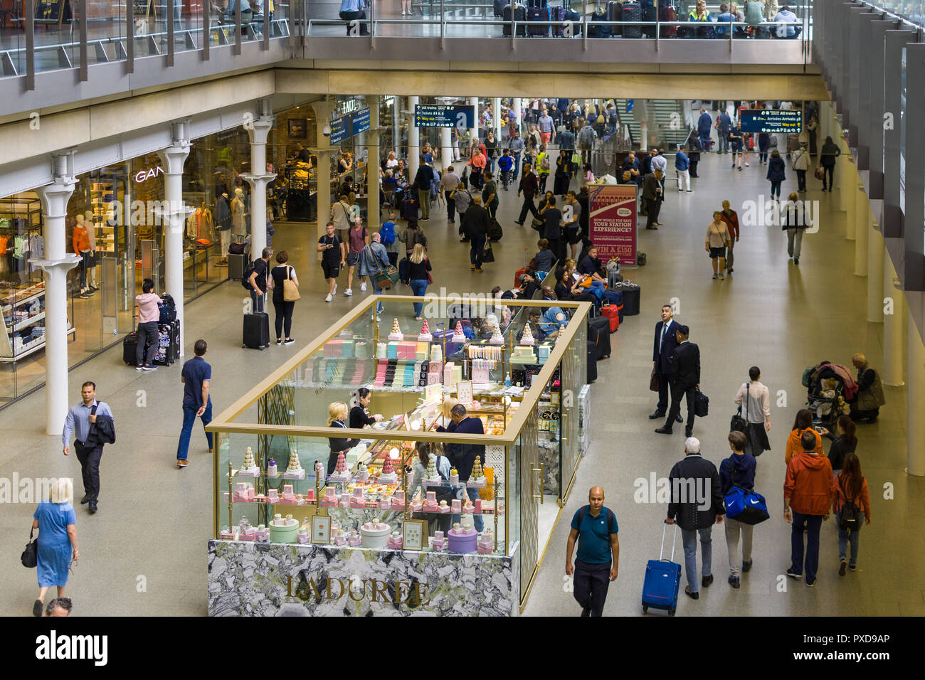 Shopping at st pancras hi-res stock photography and images - Alamy