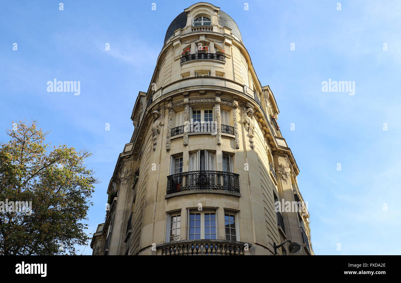 The traditional facade of Parisian building, France Stock Photo - Alamy
