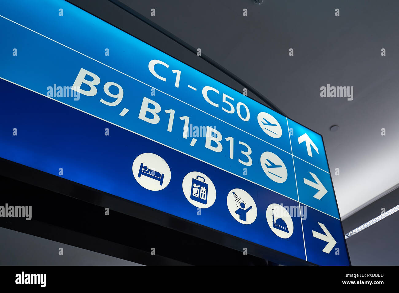 Directional sign airport information hi-res stock photography and ...