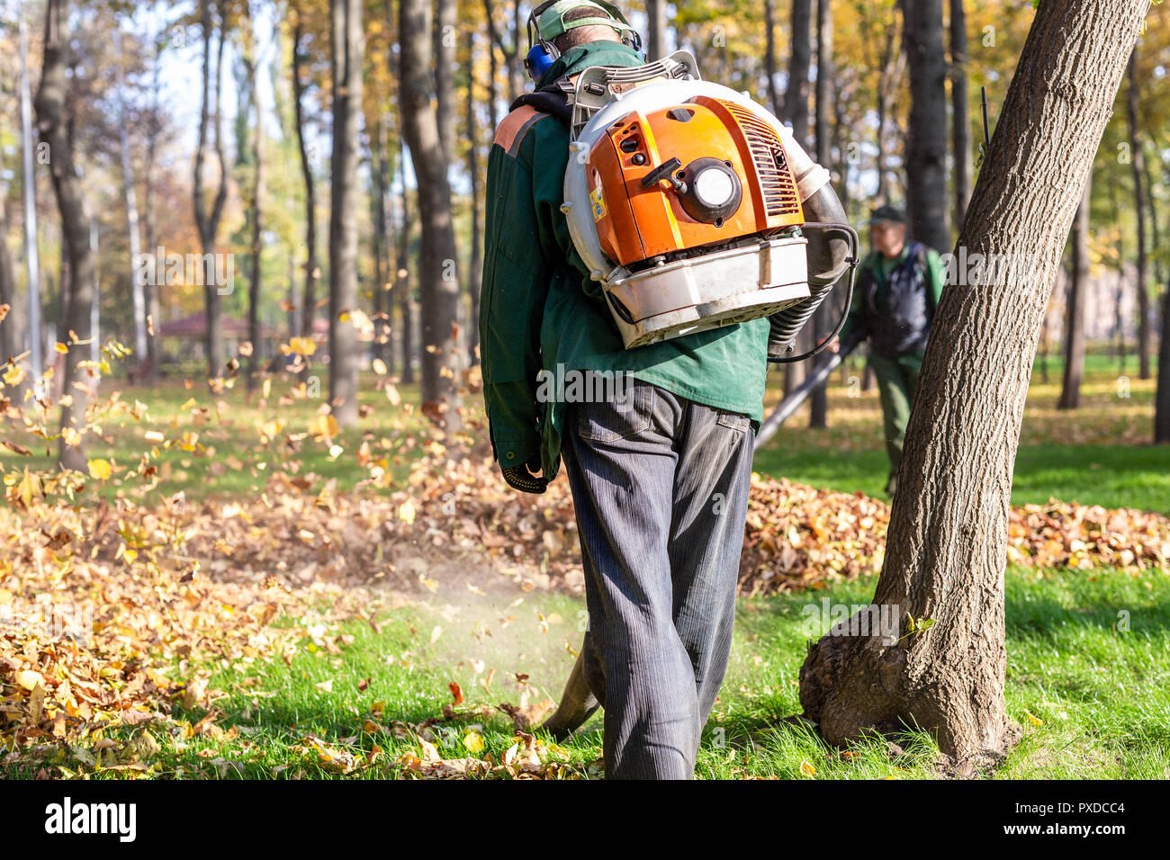Leaf blowing machine hi-res stock photography and images - Alamy