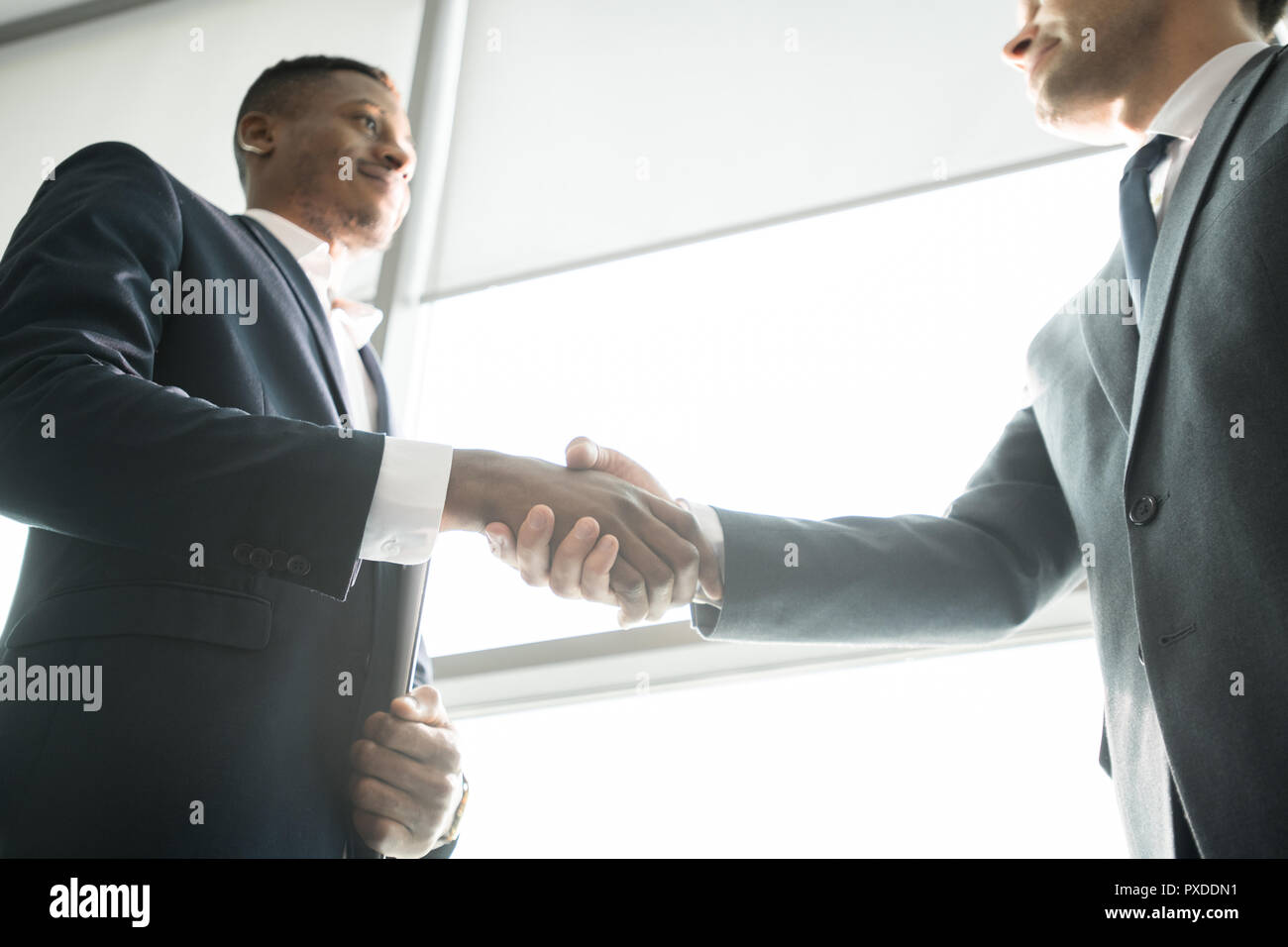 Concluding contract hi-res stock photography and images - Alamy