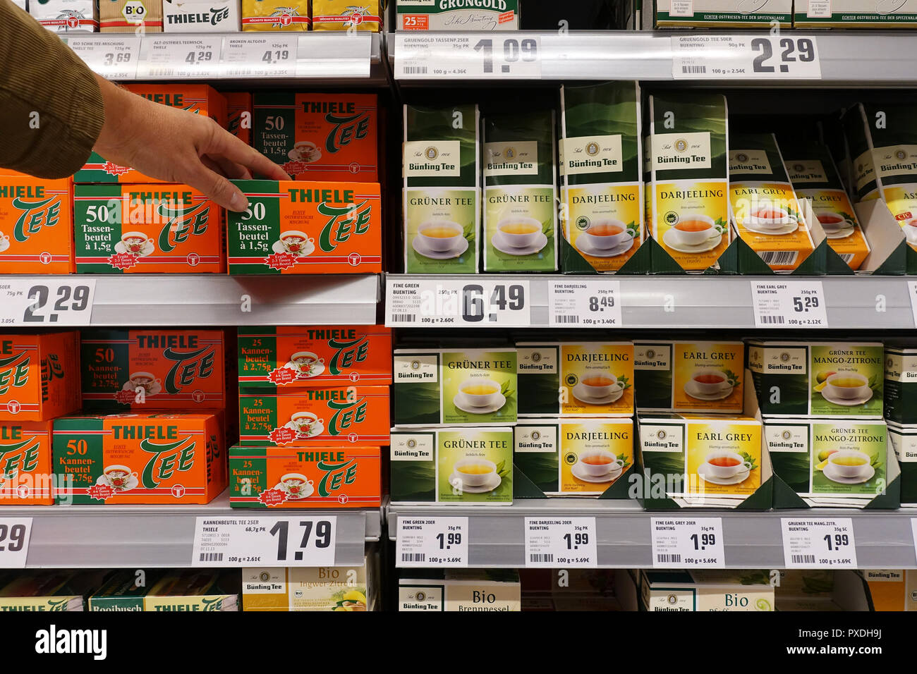 Grocery store shelves tea hi-res stock photography and images - Alamy