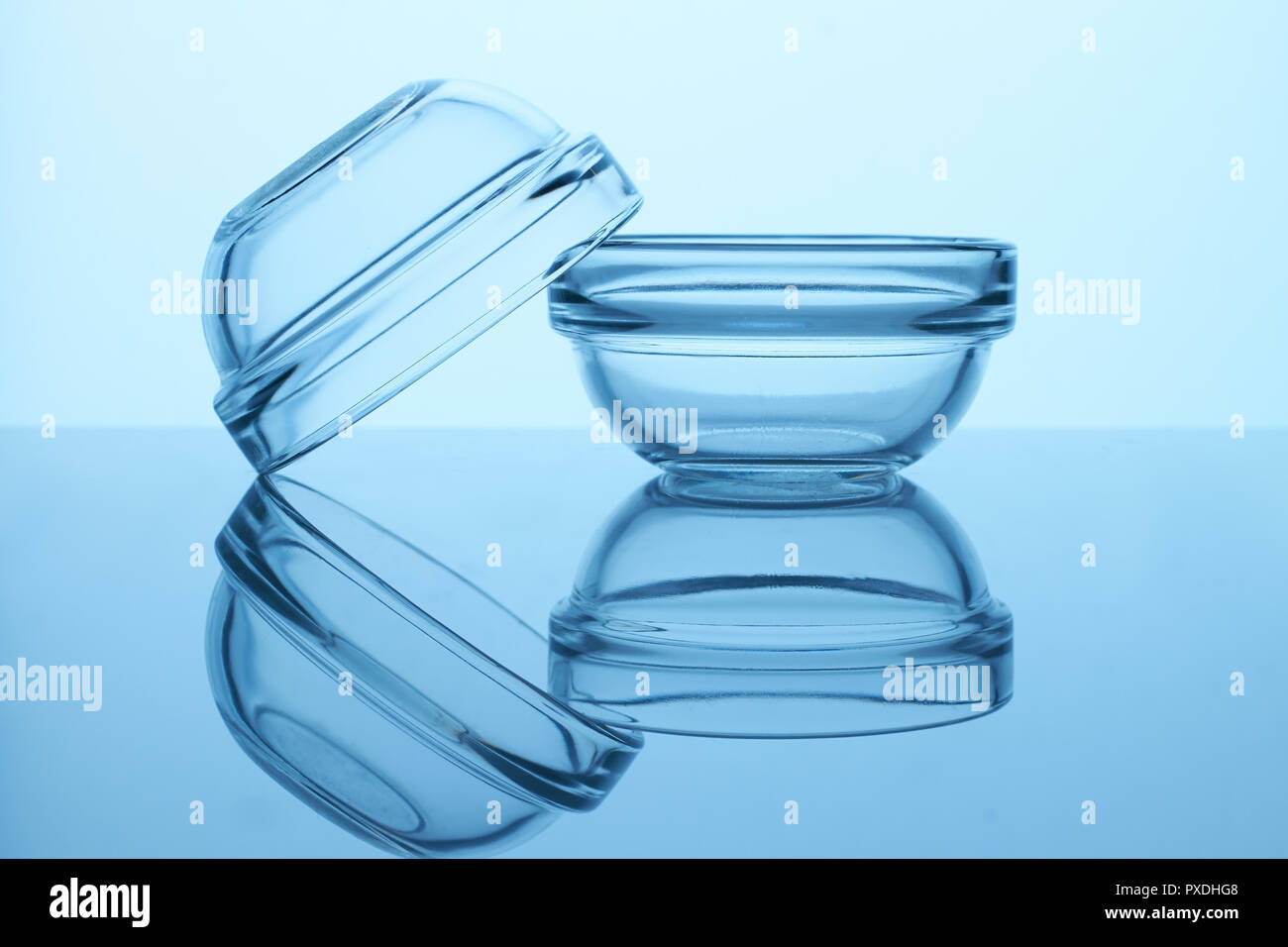 Reflective water bowl hi-res stock photography and images - Alamy