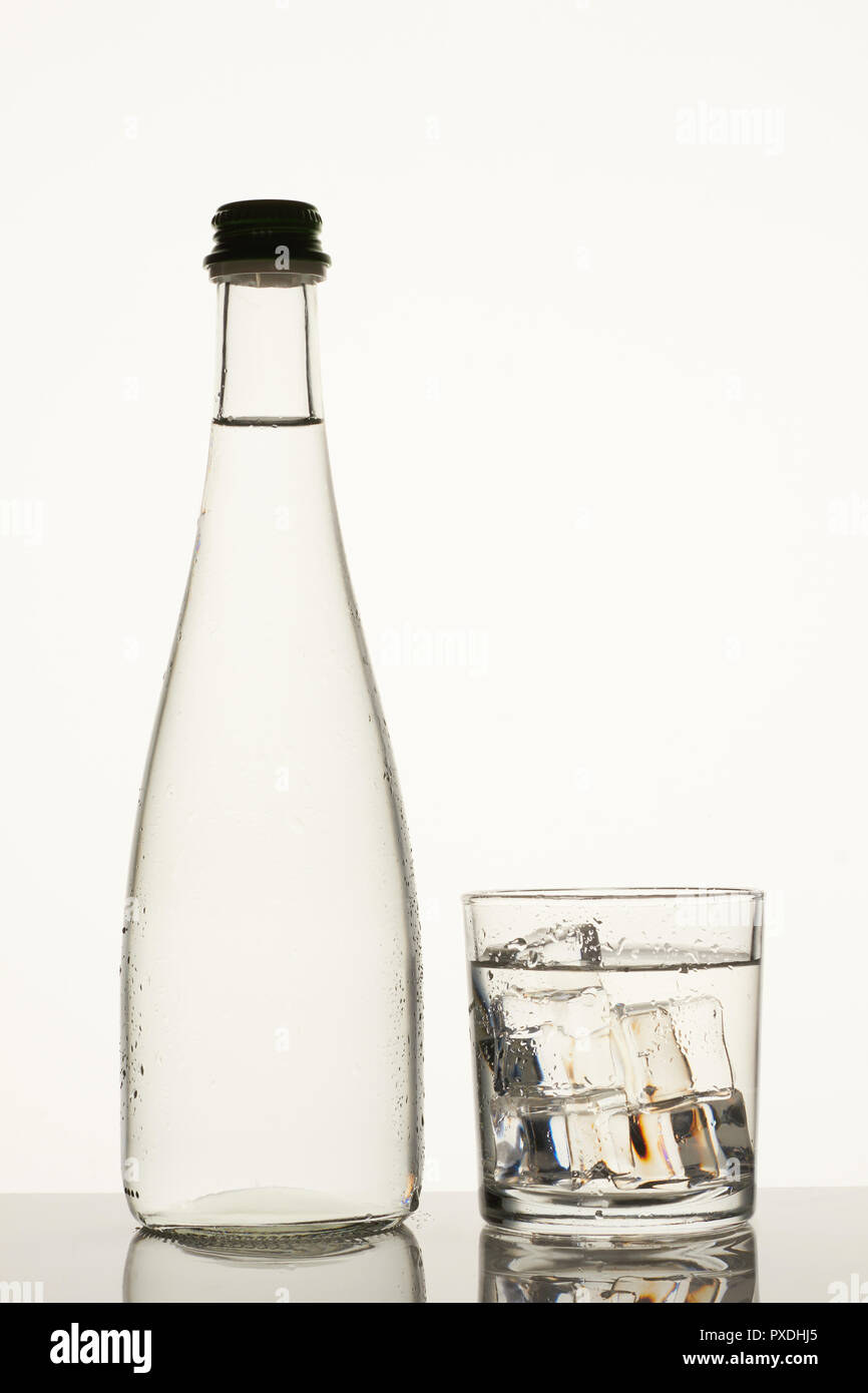 Cup of ice cubes hi-res stock photography and images - Alamy