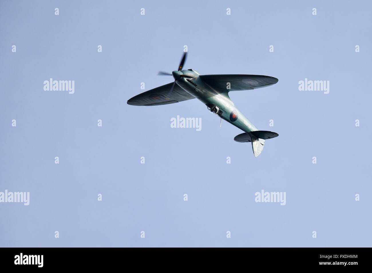 Supermarine Spitfire PRXI PL983 (G-PRXI) flying at Shuttleworth Race ...