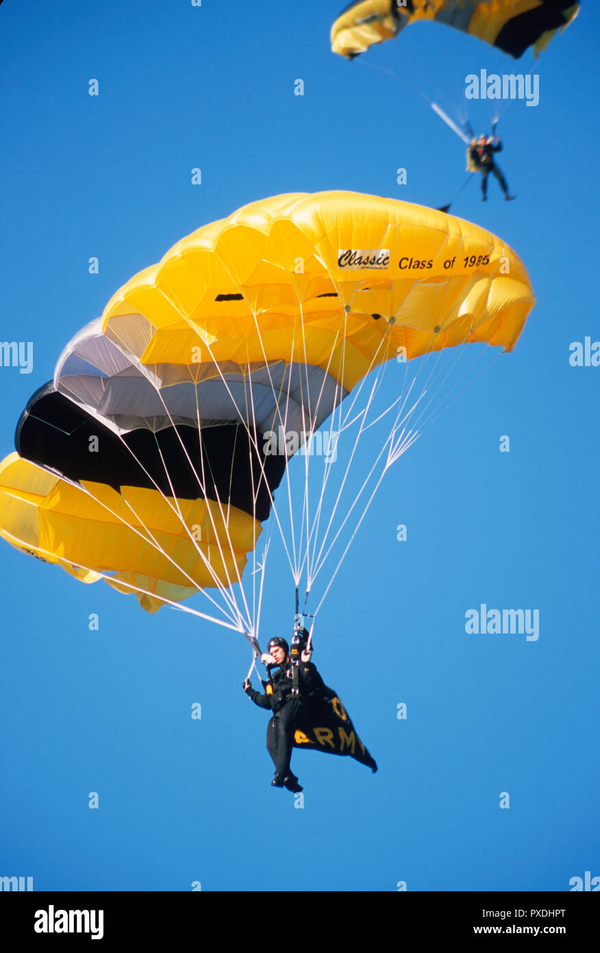 Military parachutes hi-res stock photography and images - Alamy